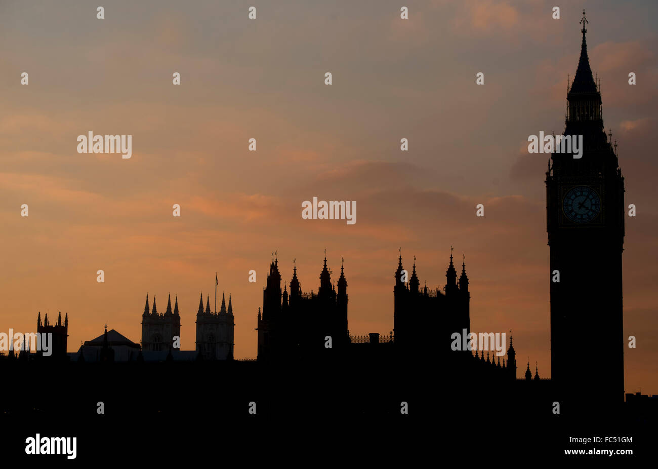 The sun sets behind The Houses of Parliament and Big Ben in London ...