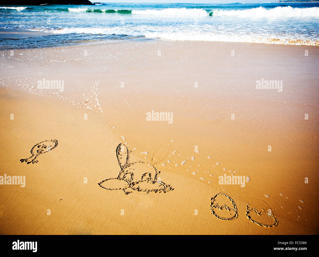 Sign "Happy Easter" on the sandy beach by the ocean Stock Photo - Alamy