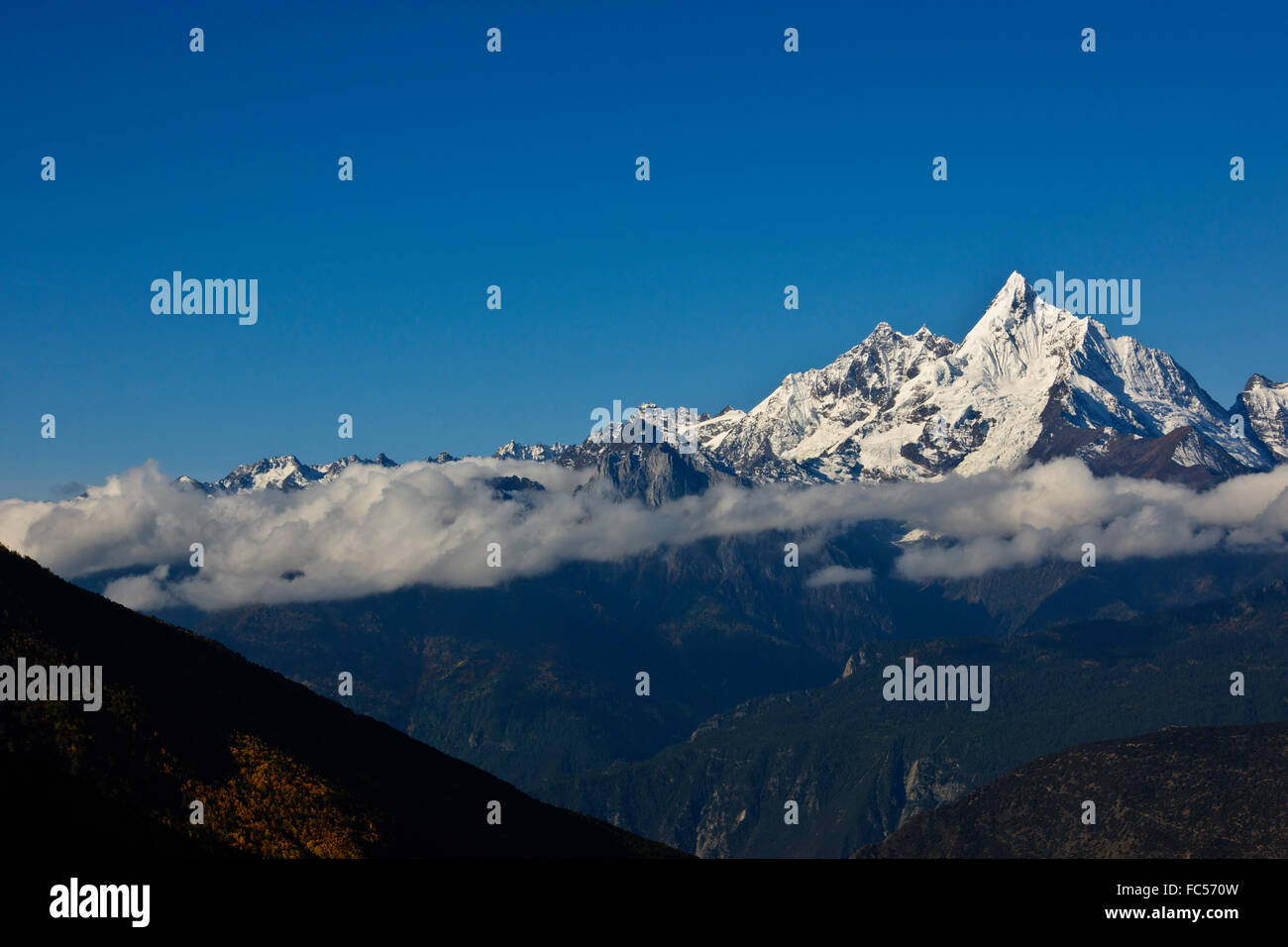 Meili Snow Mountain Range,Mingyong Glacier,Holy Kawagebo Peak worshiped ...