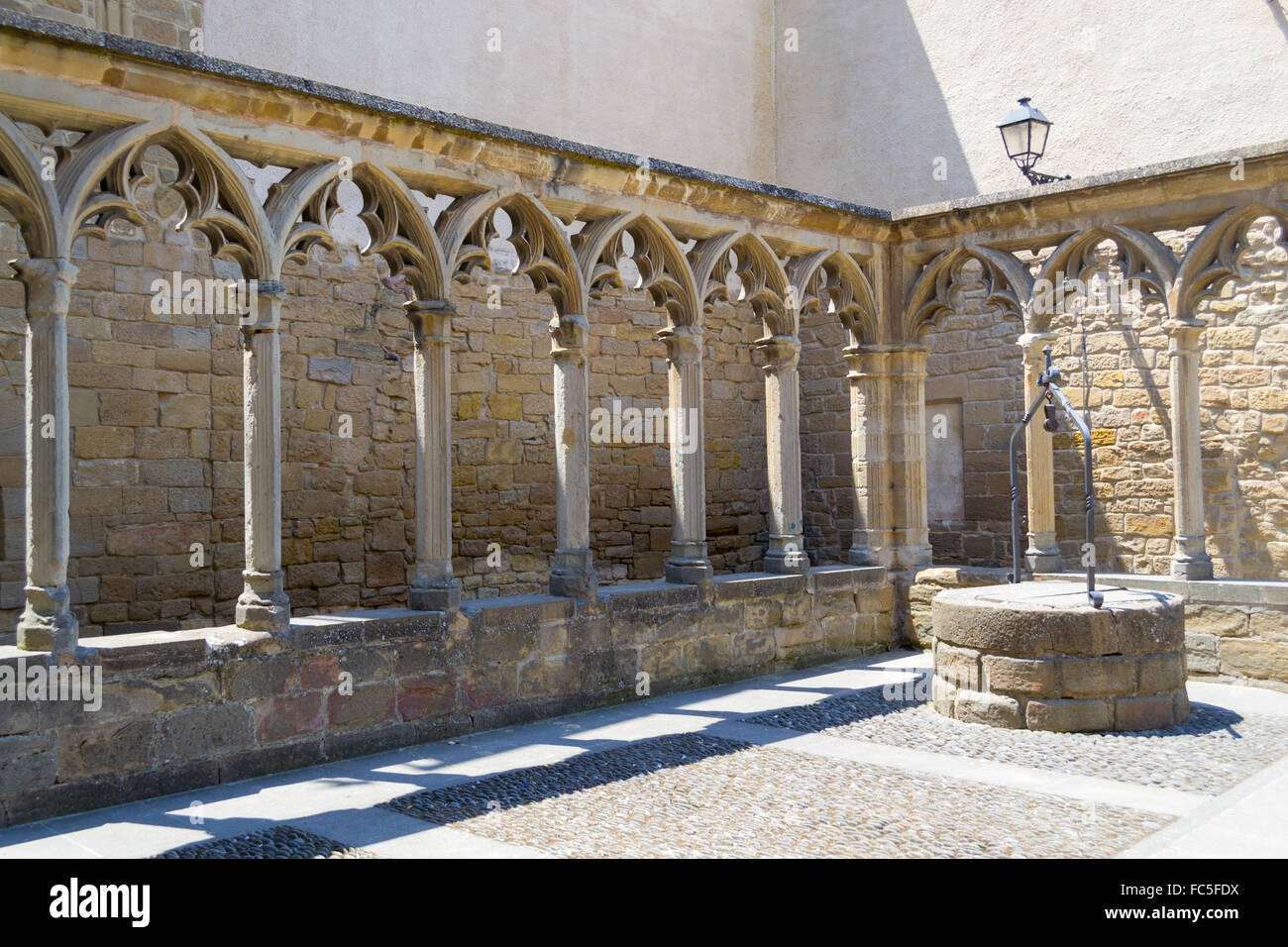 Well parapet hi-res stock photography and images - Alamy