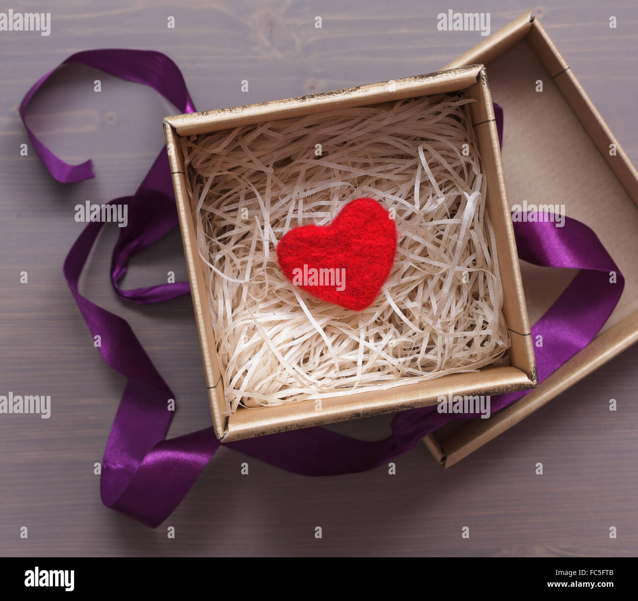 Woolen little heart, hidden in a gift box Stock Photo - Alamy