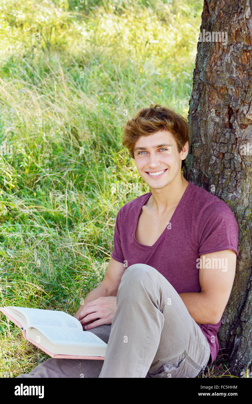 Man sitting reading book hi-res stock photography and images - Alamy