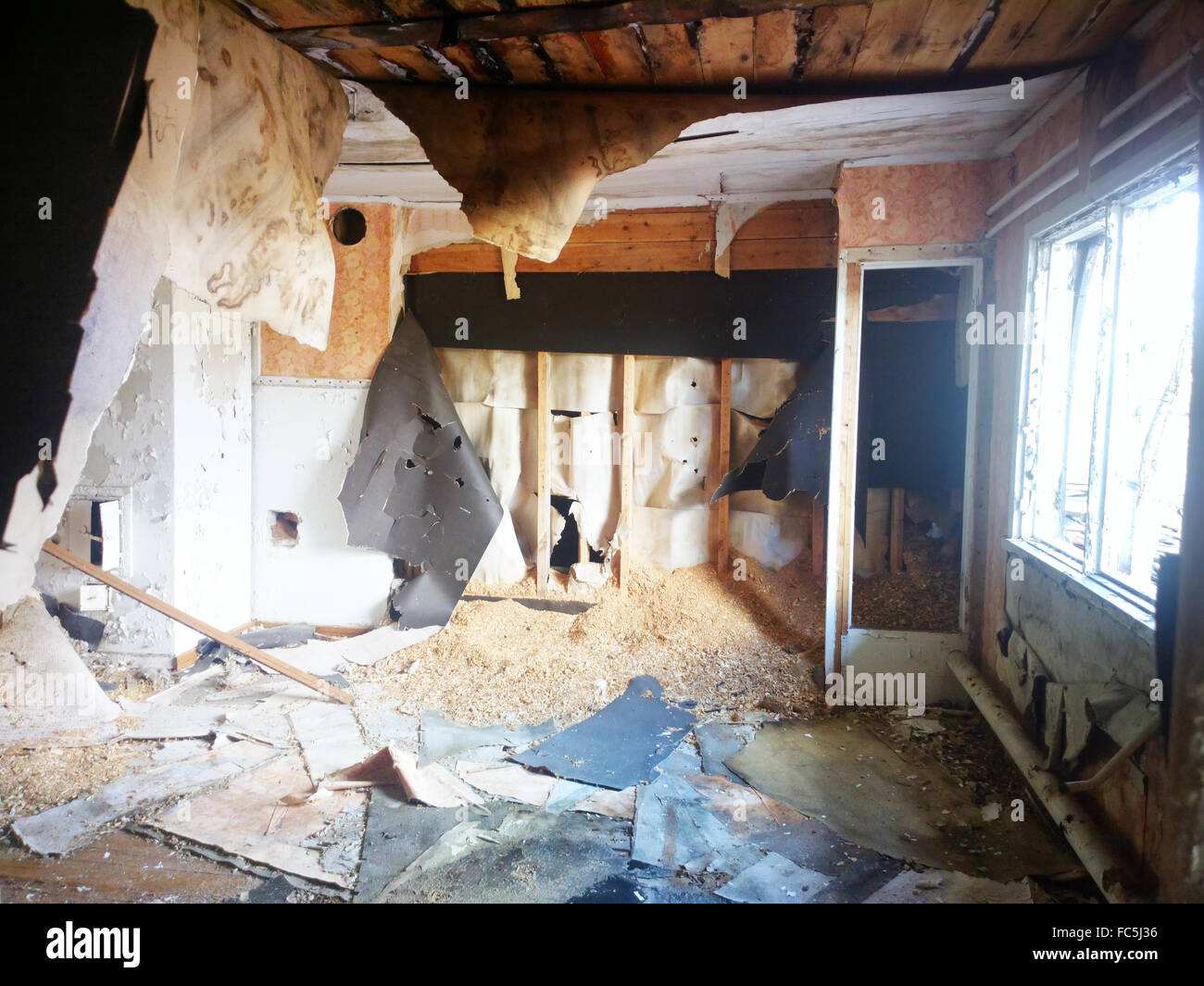 destroyed house room ruins Stock Photo - Alamy