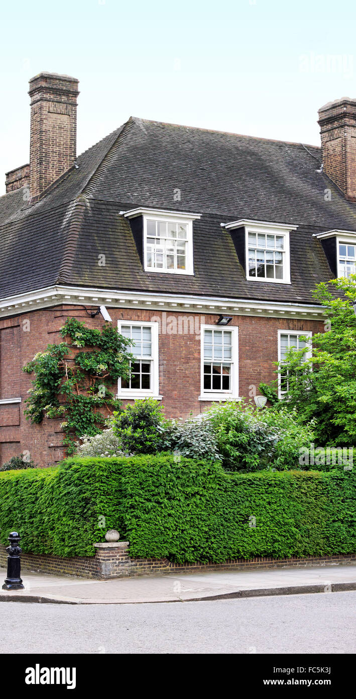 Old english mansion house exterior hi-res stock photography and images ...