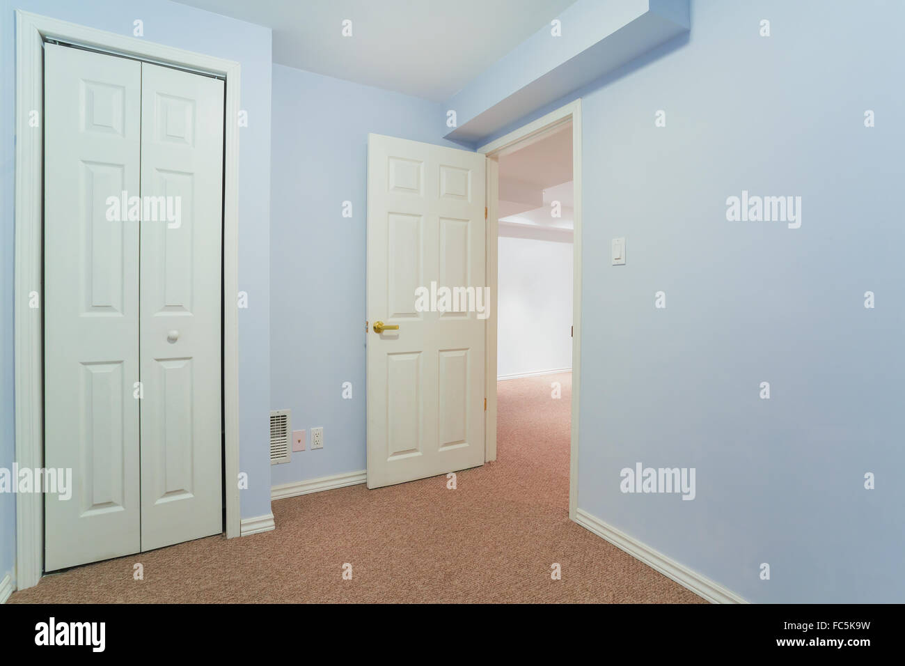 Empty basement room interior design Stock Photo - Alamy