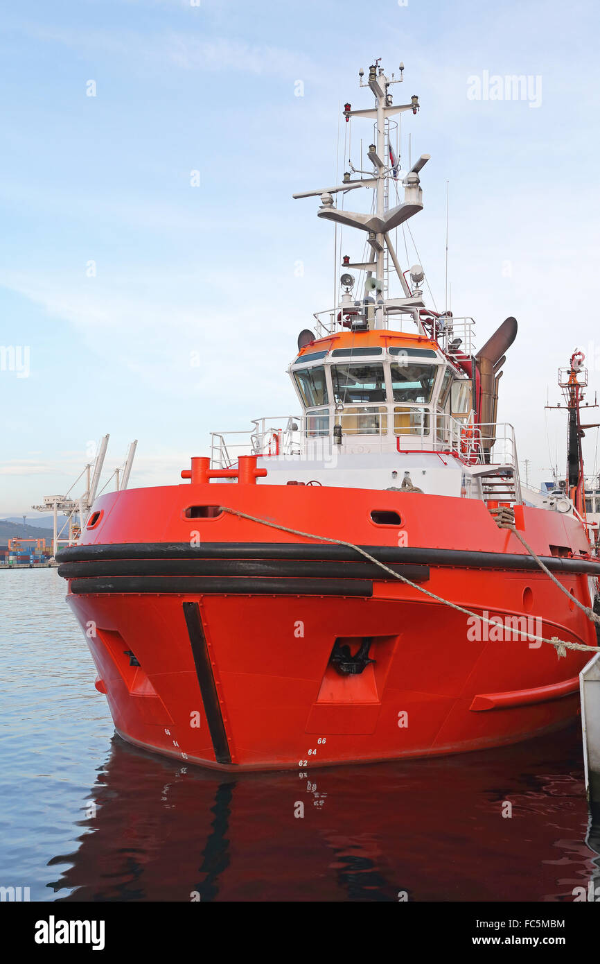 Red tugboat hi-res stock photography and images - Alamy