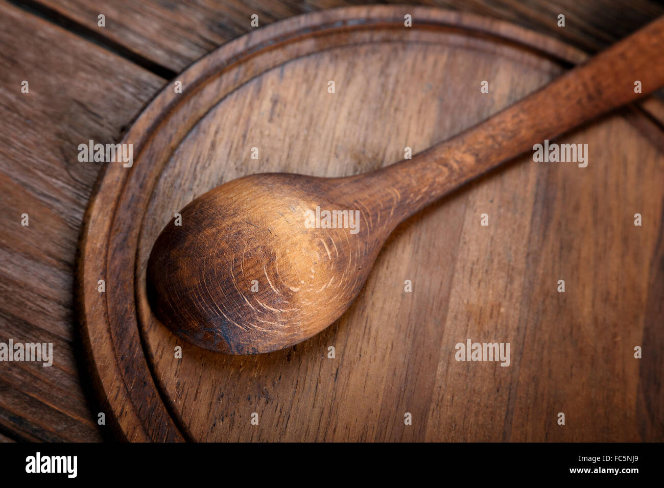wooden spoon on cutting board wood texture Stock Photo - Alamy
