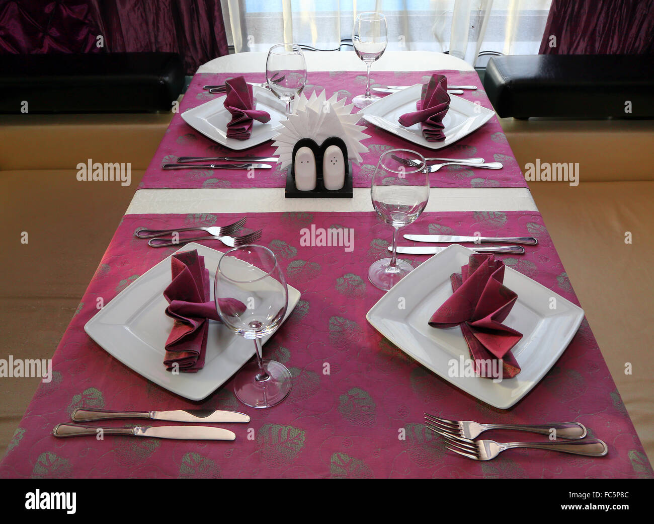 Table setting decorations glasses hi-res stock photography and images ...