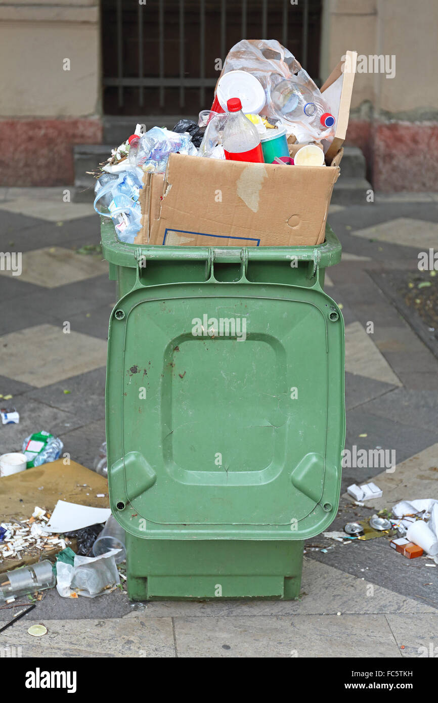 Litter problems hi-res stock photography and images - Alamy