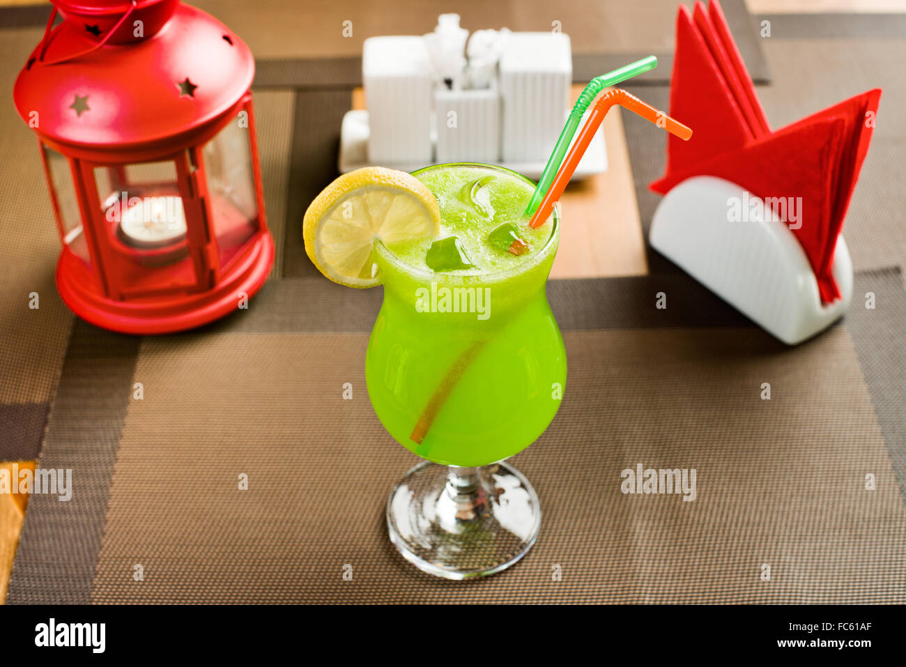 Ice for cooling drinks hi-res stock photography and images - Alamy