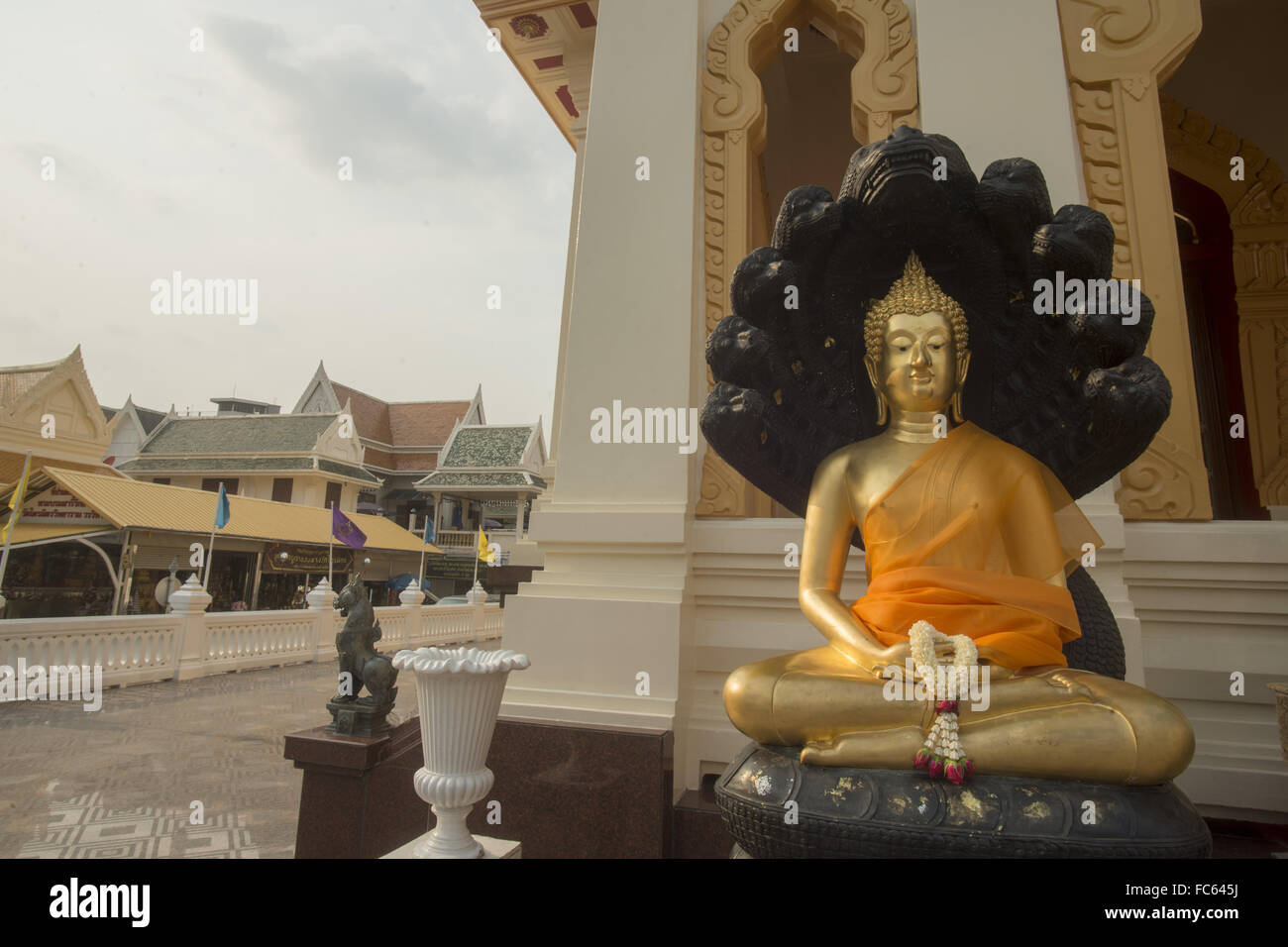 Wat traimit chinatown bangkok hi-res stock photography and images - Alamy