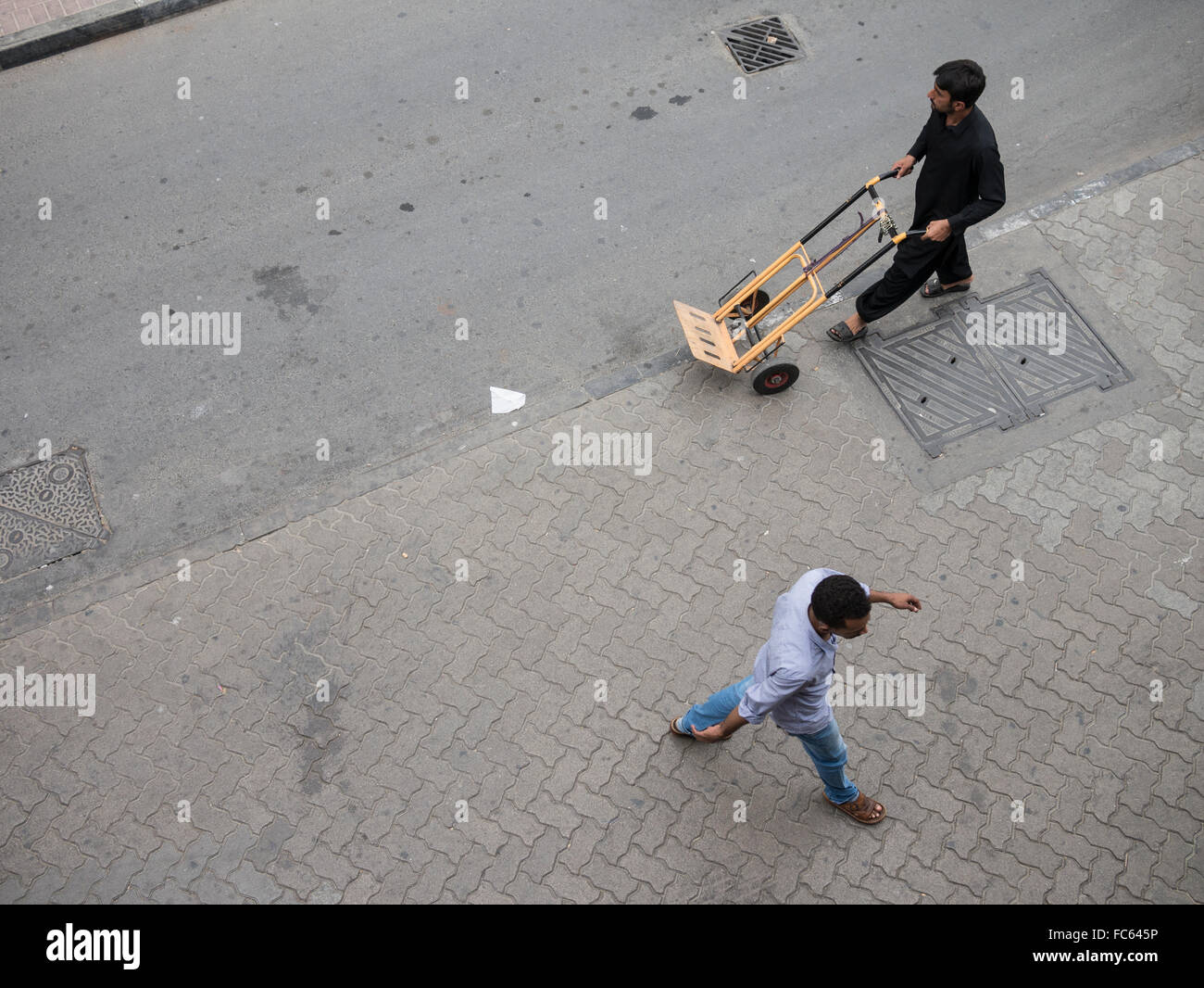 Dubai Souk: Man pulling a cart to transport goods Stock Photo - Alamy