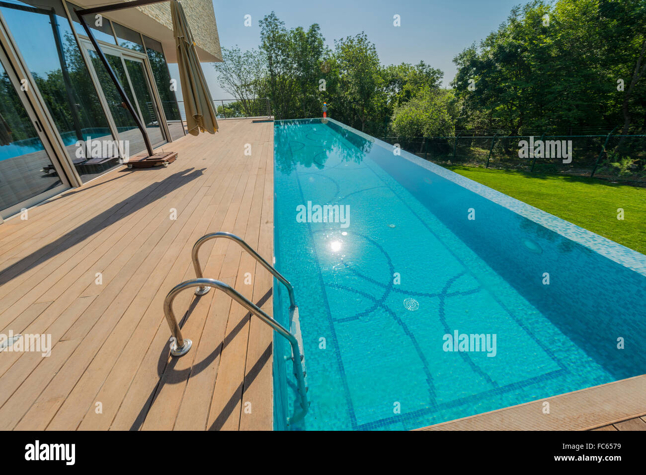 Infinity pool on the bright summer day Stock Photo - Alamy