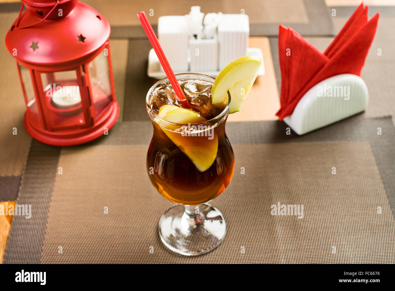 Ice for cooling drinks hi-res stock photography and images - Alamy