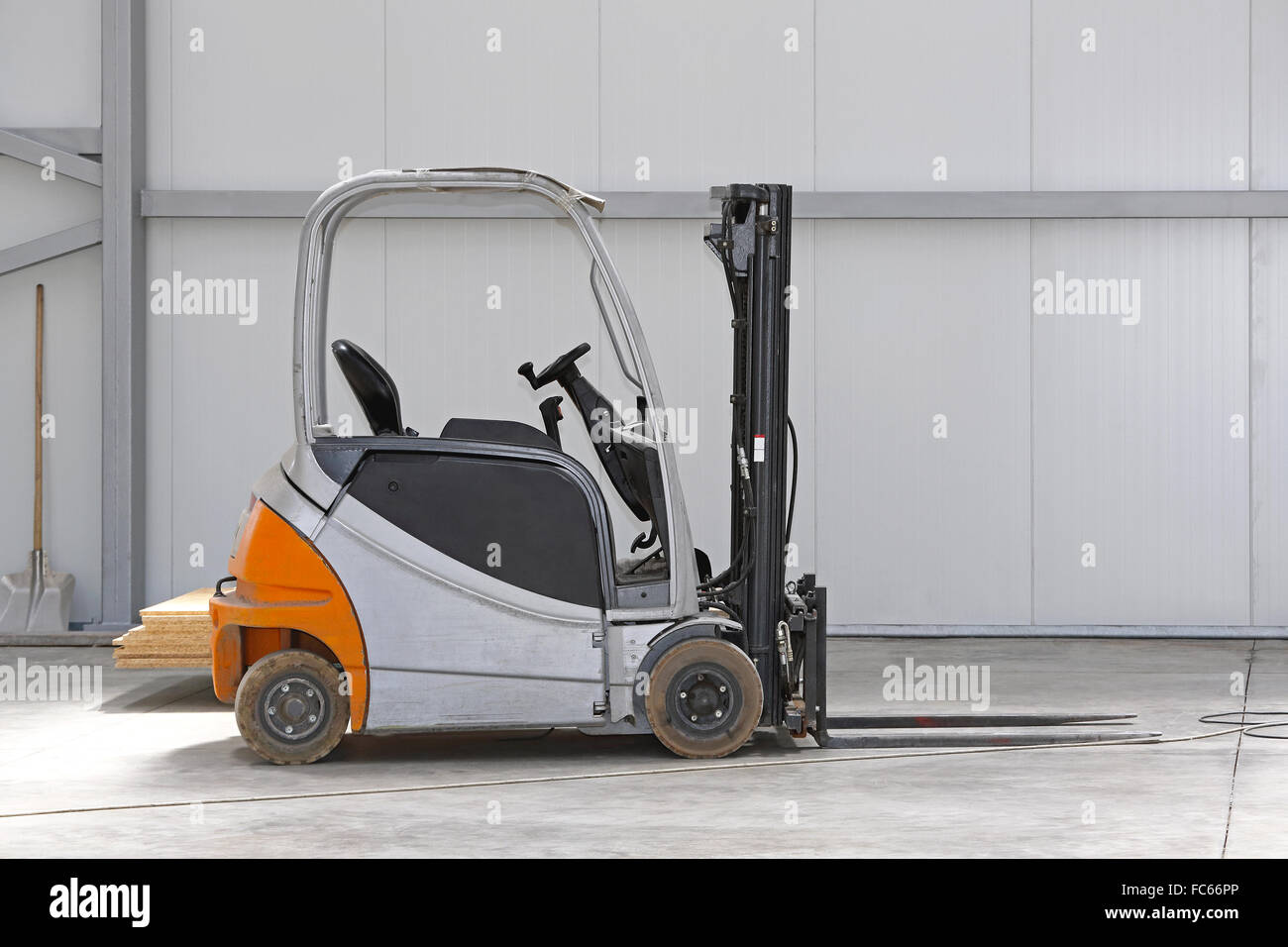 Forklift and warehousing hi-res stock photography and images - Alamy