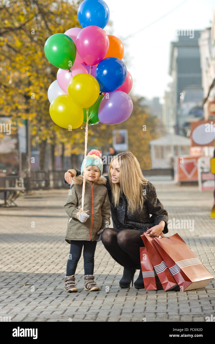Mum shopping with daughter hi-res stock photography and images - Alamy