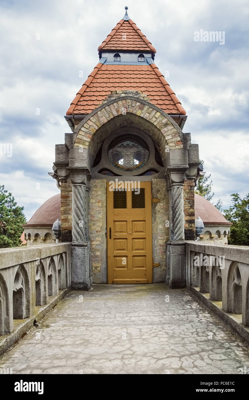Castle landmark setting hi-res stock photography and images - Alamy