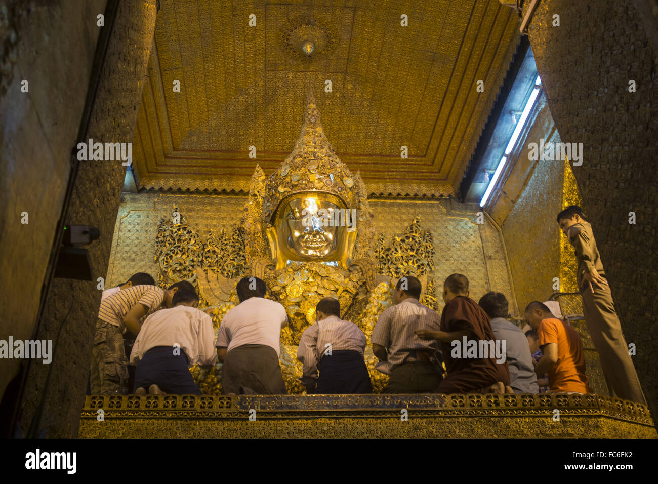 Myanmar mahamuni buddha hi-res stock photography and images - Alamy