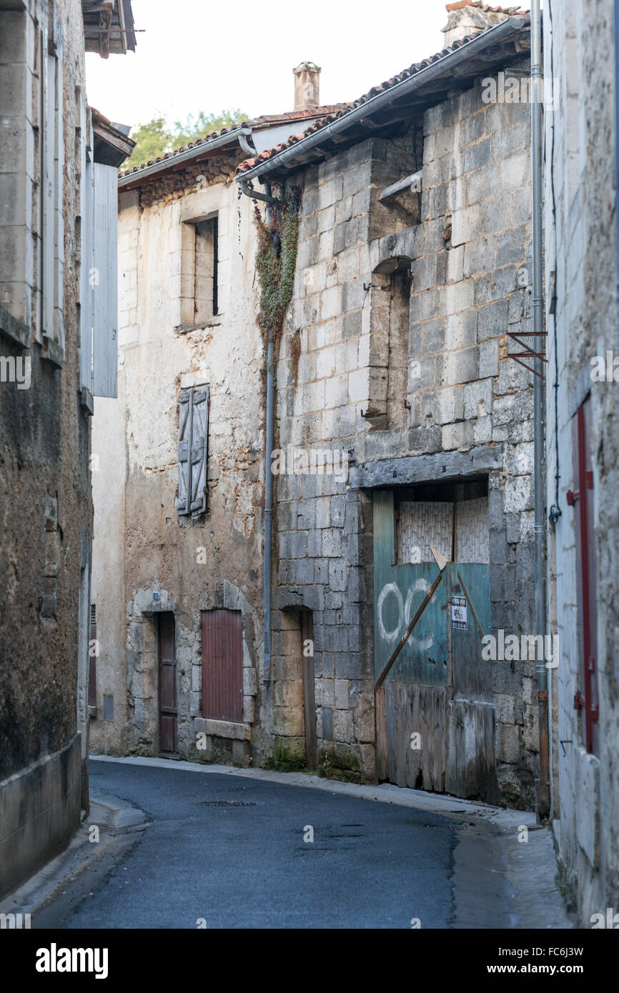 Village street hi-res stock photography and images - Alamy
