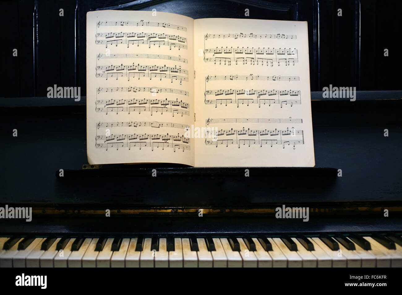 Background piano notes hi-res stock photography and images - Alamy