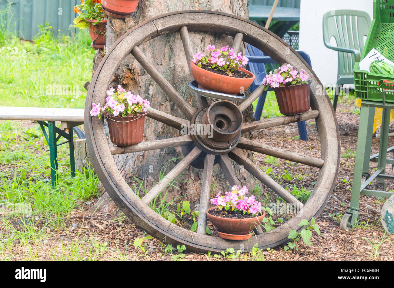 Old wooden wheel Stock Photo - Alamy