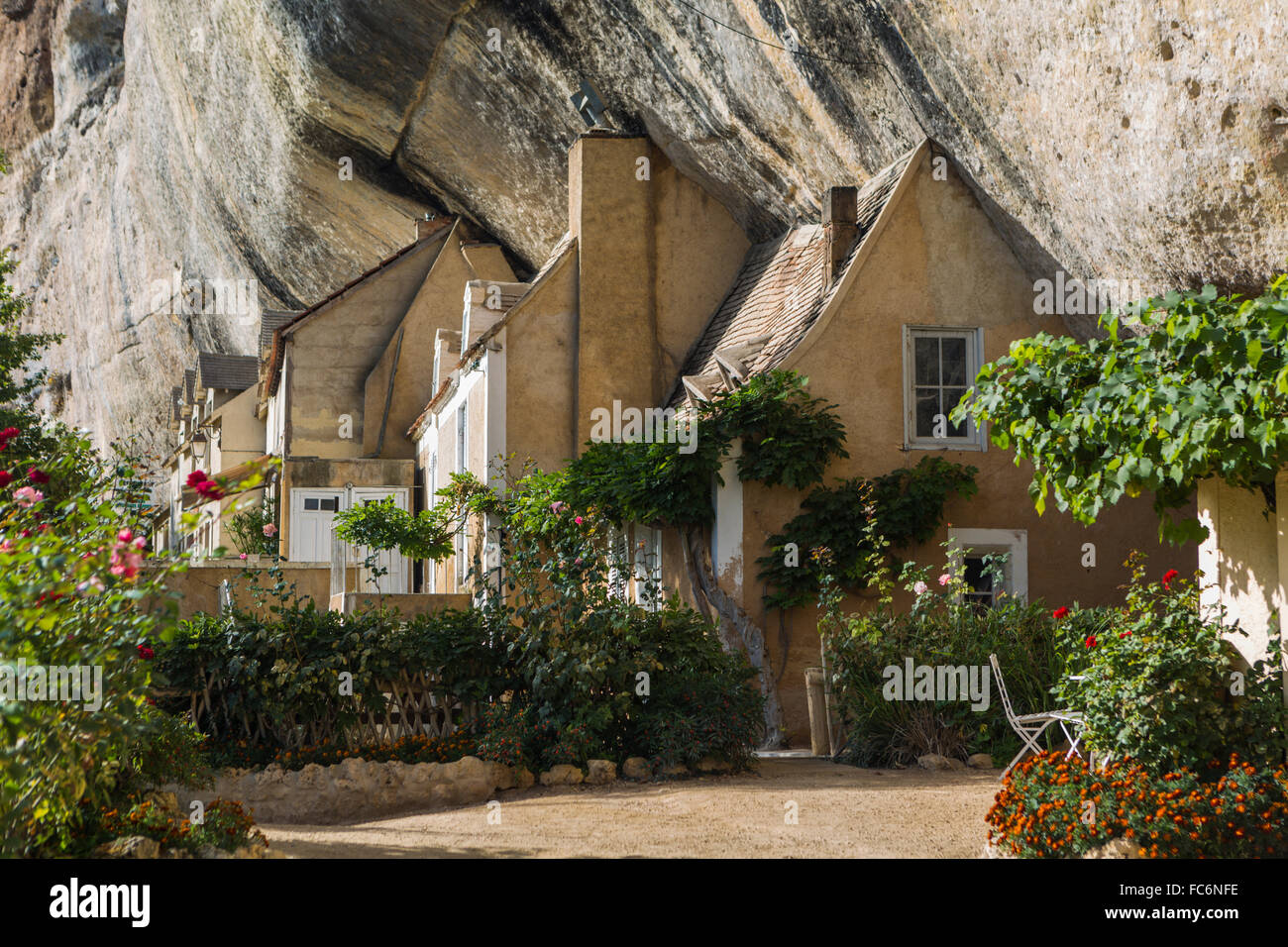 Grotte du Grand Roc Village in cliffs, Dordogne, France Stock Photo - Alamy