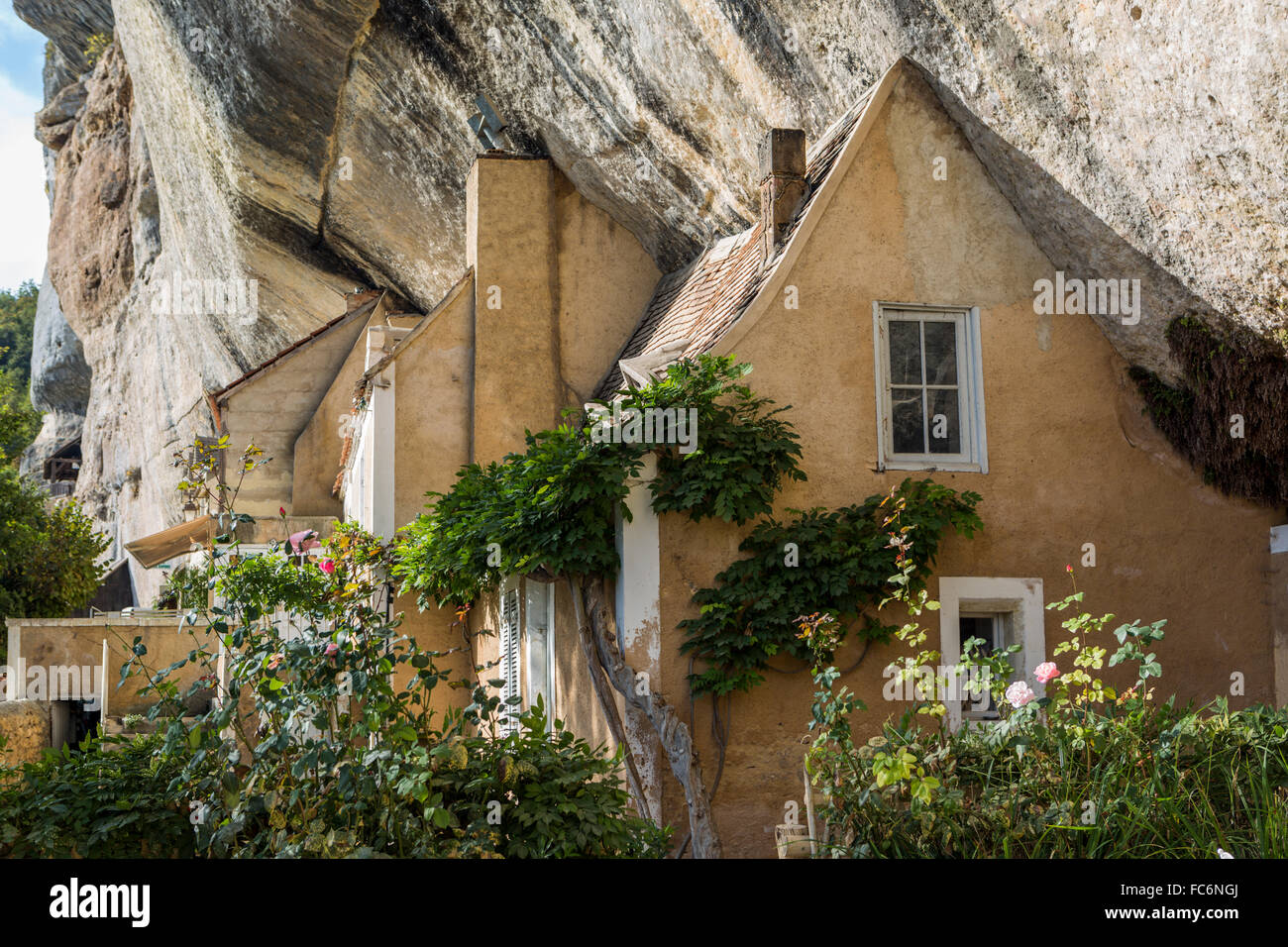 Grotte du Grand Roc Village in cliffs, Dordogne, France Stock Photo - Alamy