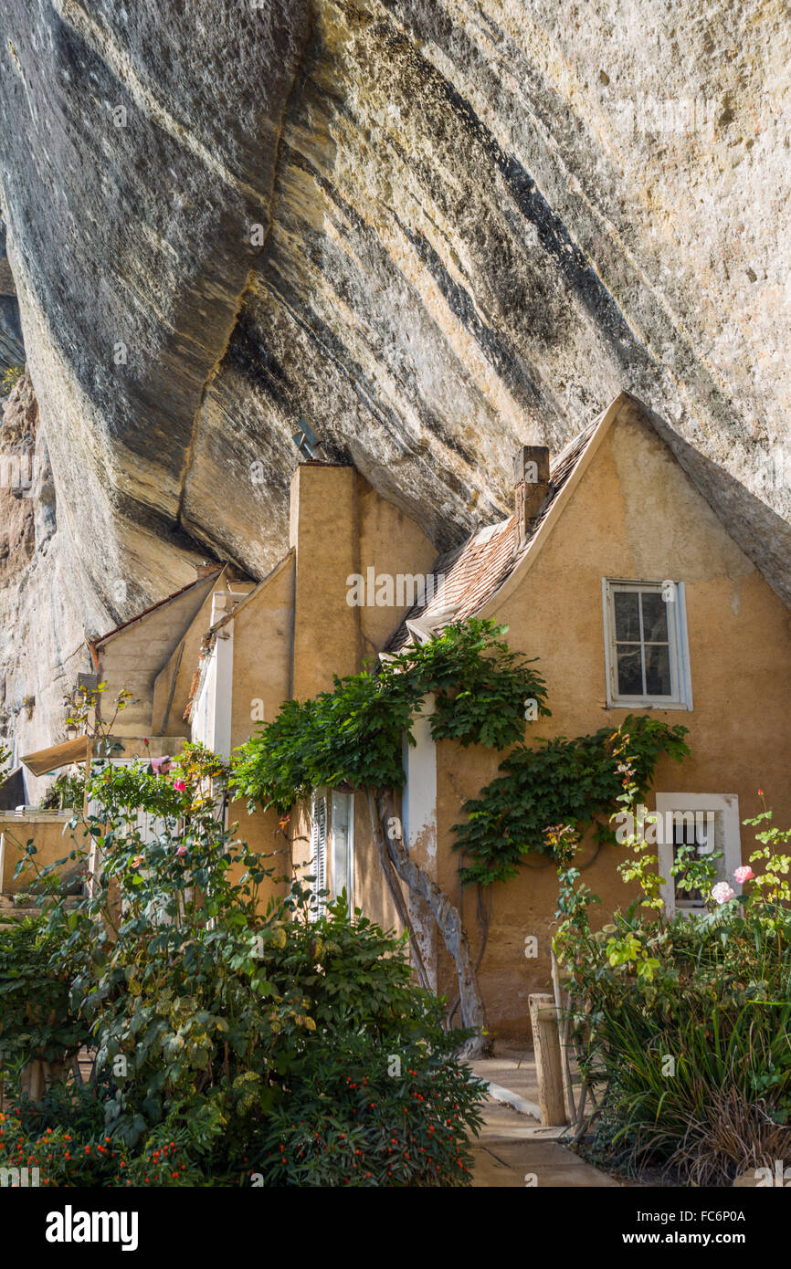 Grotte du Grand Roc Village in cliffs, Dordogne, France Stock Photo - Alamy