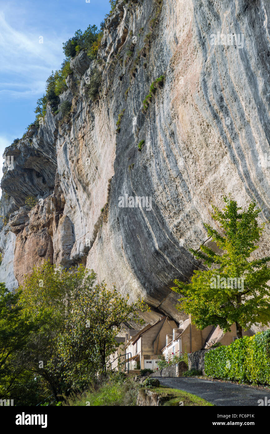 Grotte du Grand Roc Village in cliffs, Dordogne, France Stock Photo - Alamy