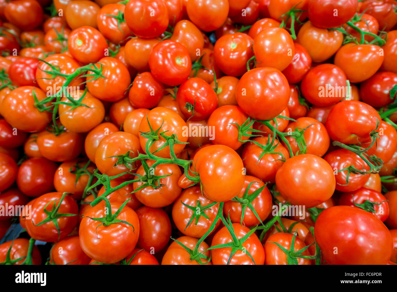 Tomatoes on the supermarket display Stock Photo - Alamy