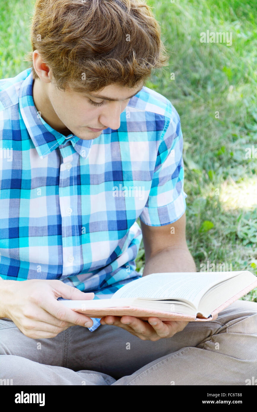 Student sitting reading book hi-res stock photography and images - Alamy