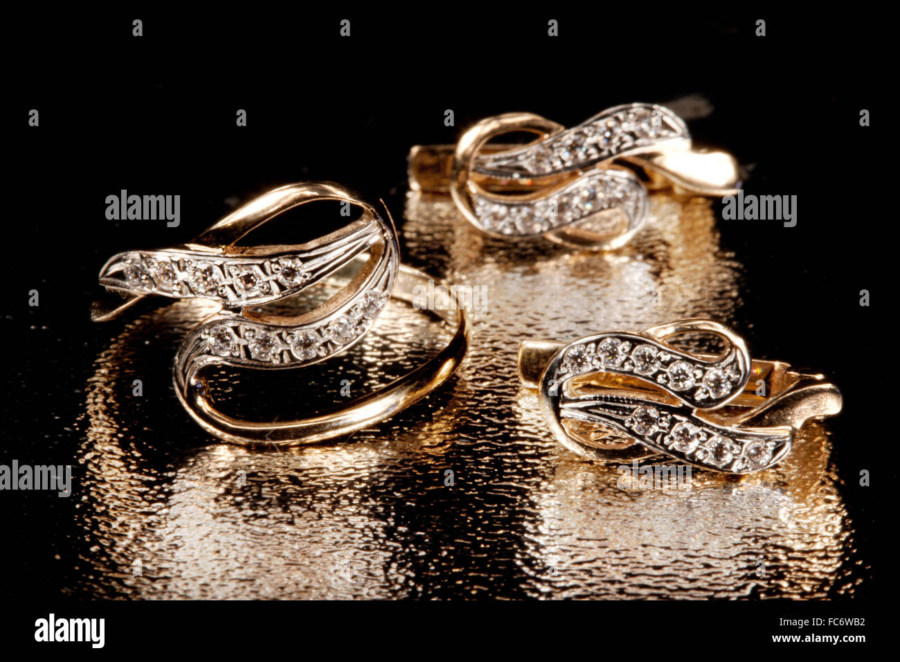Golden rings hi-res stock photography and images - Alamy