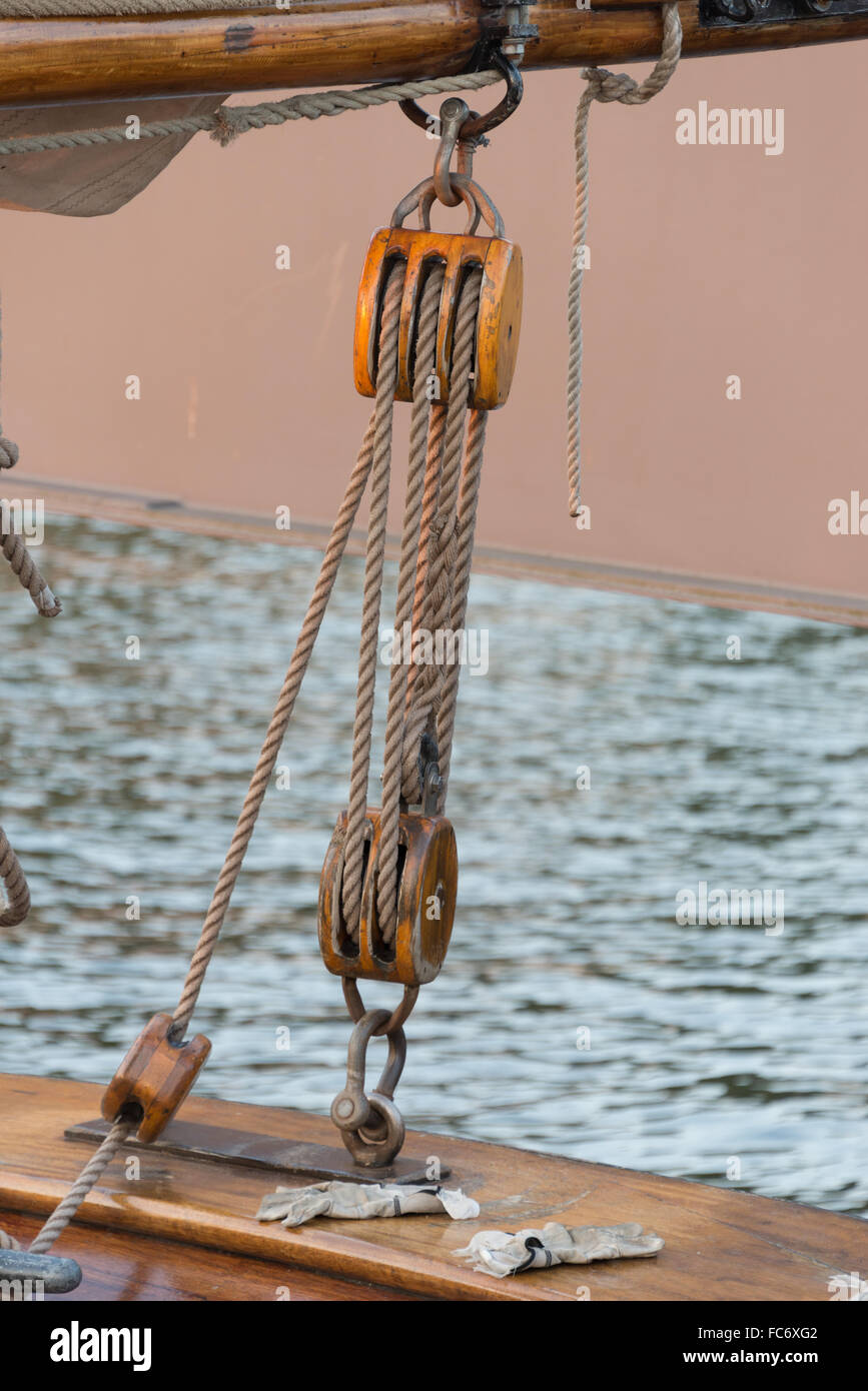 Block and tackle hi-res stock photography and images - Alamy