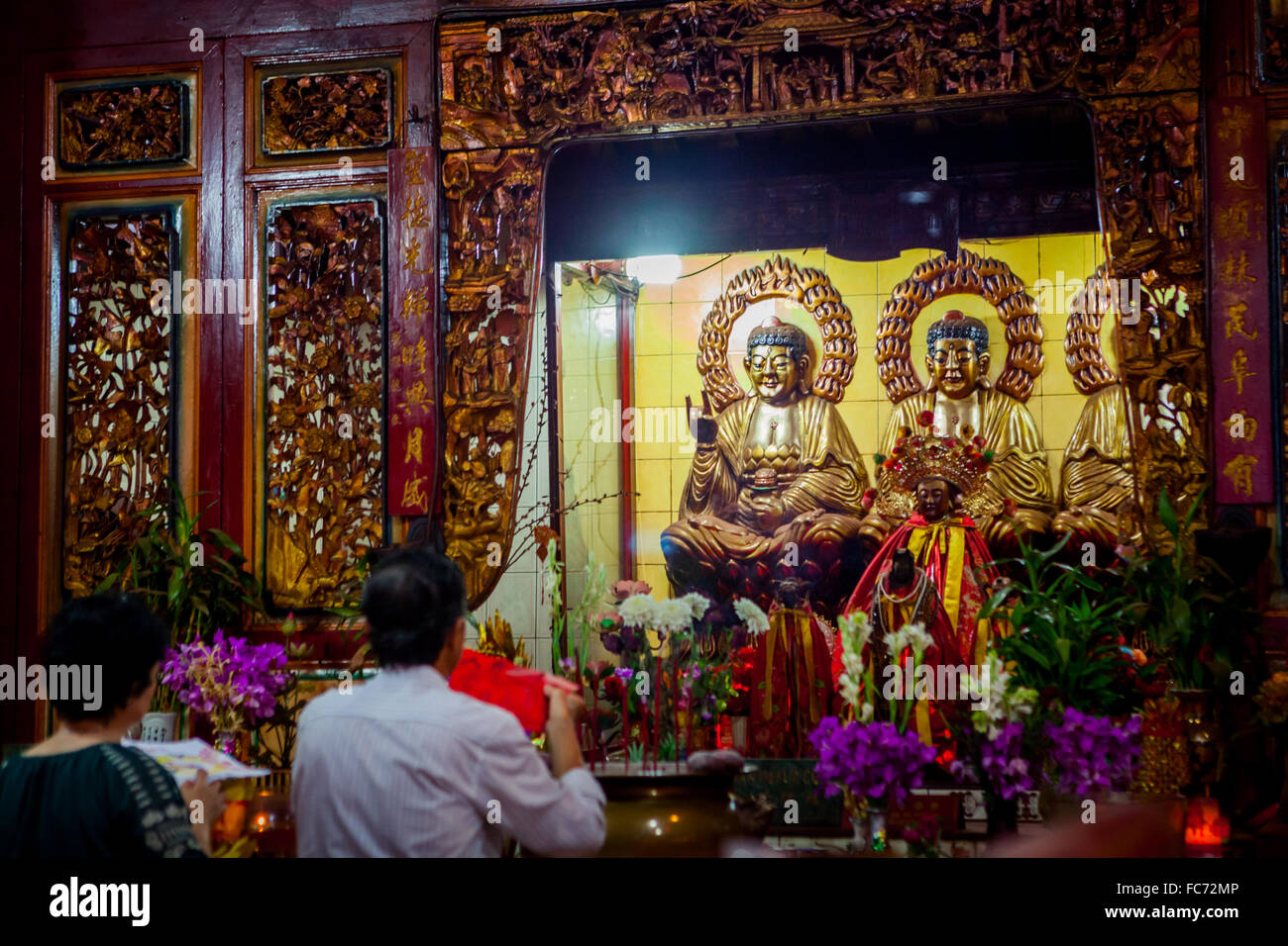 People pray at Tri Darma Chandra Nadi (Soei Goeat Kiong) temple in ...