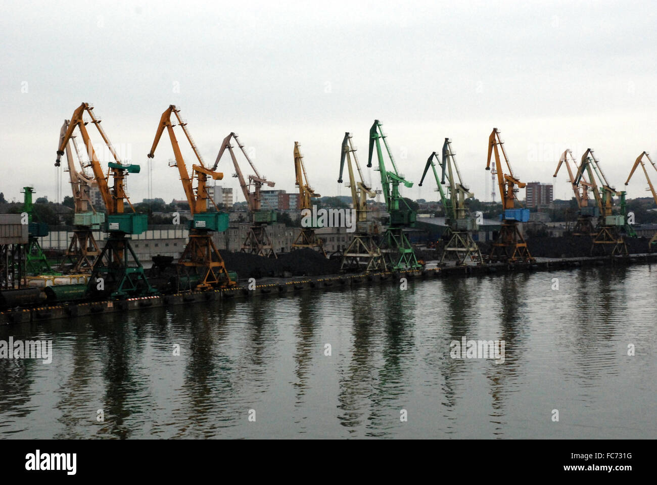 Dockside cranes hi-res stock photography and images - Alamy