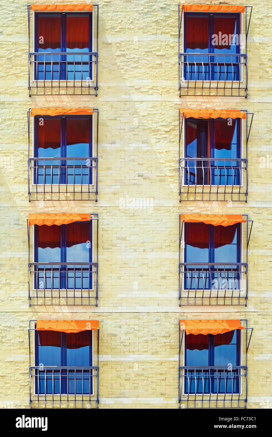 Glass building awning windows hi-res stock photography and images - Alamy
