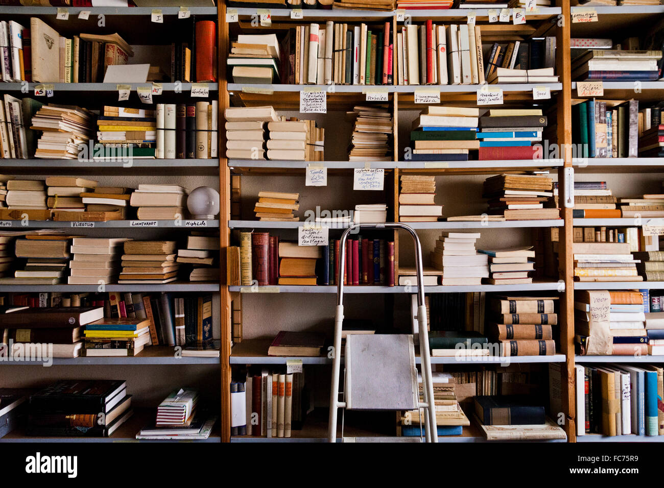 Old library shelf ladder hi-res stock photography and images - Alamy