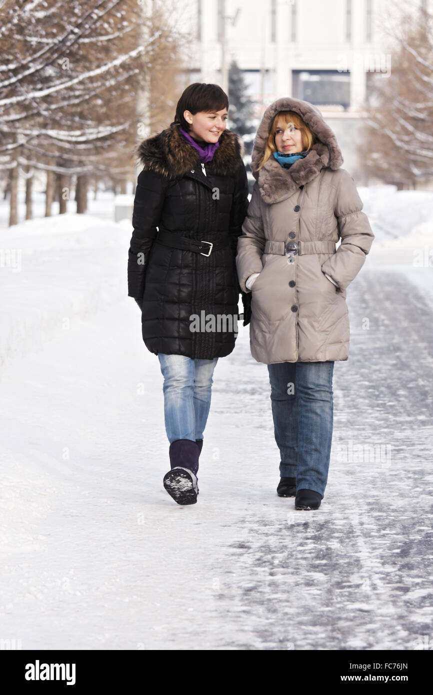 Walking women hi-res stock photography and images - Alamy