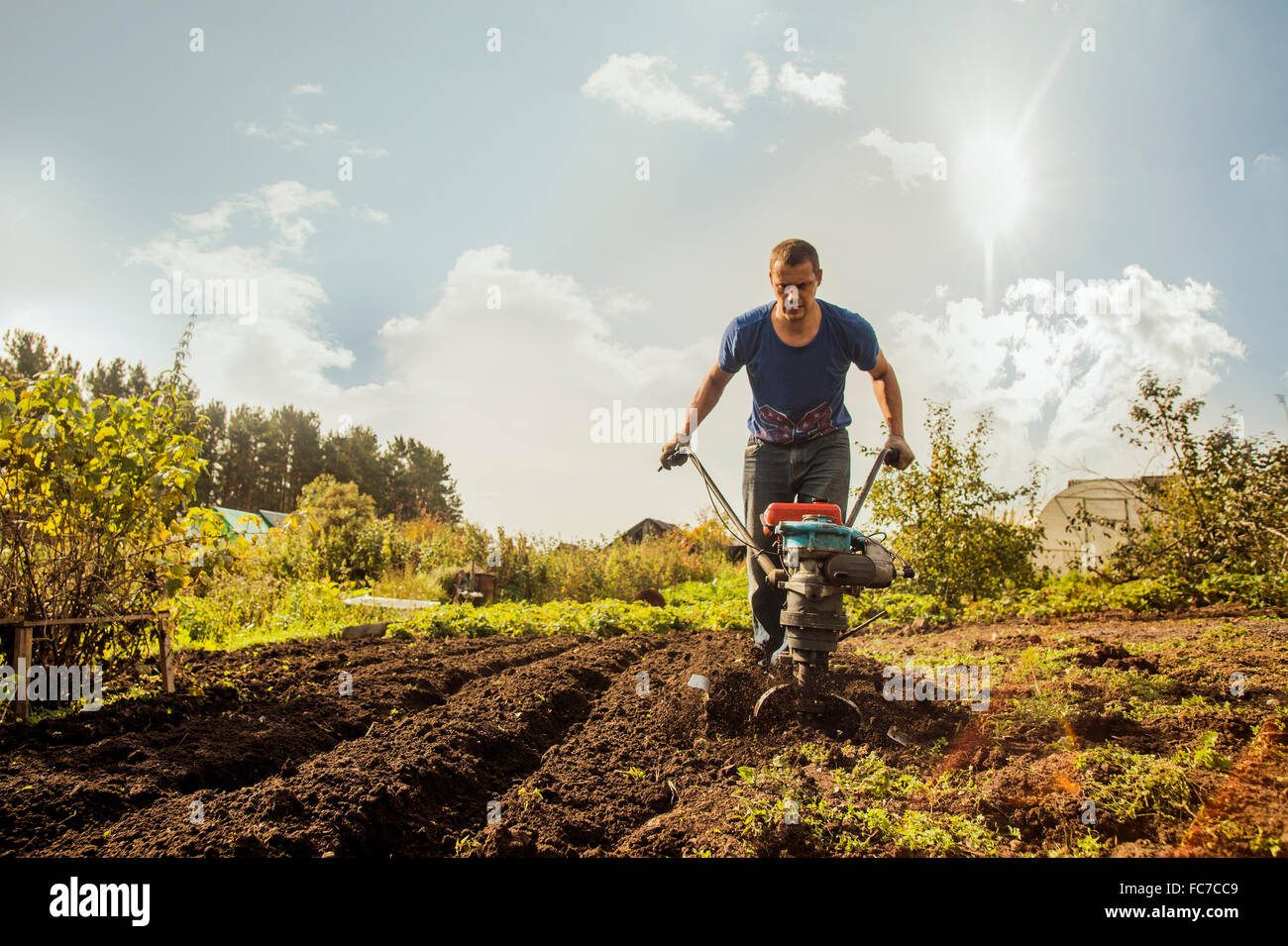 Working in mid day sun hi-res stock photography and images - Alamy