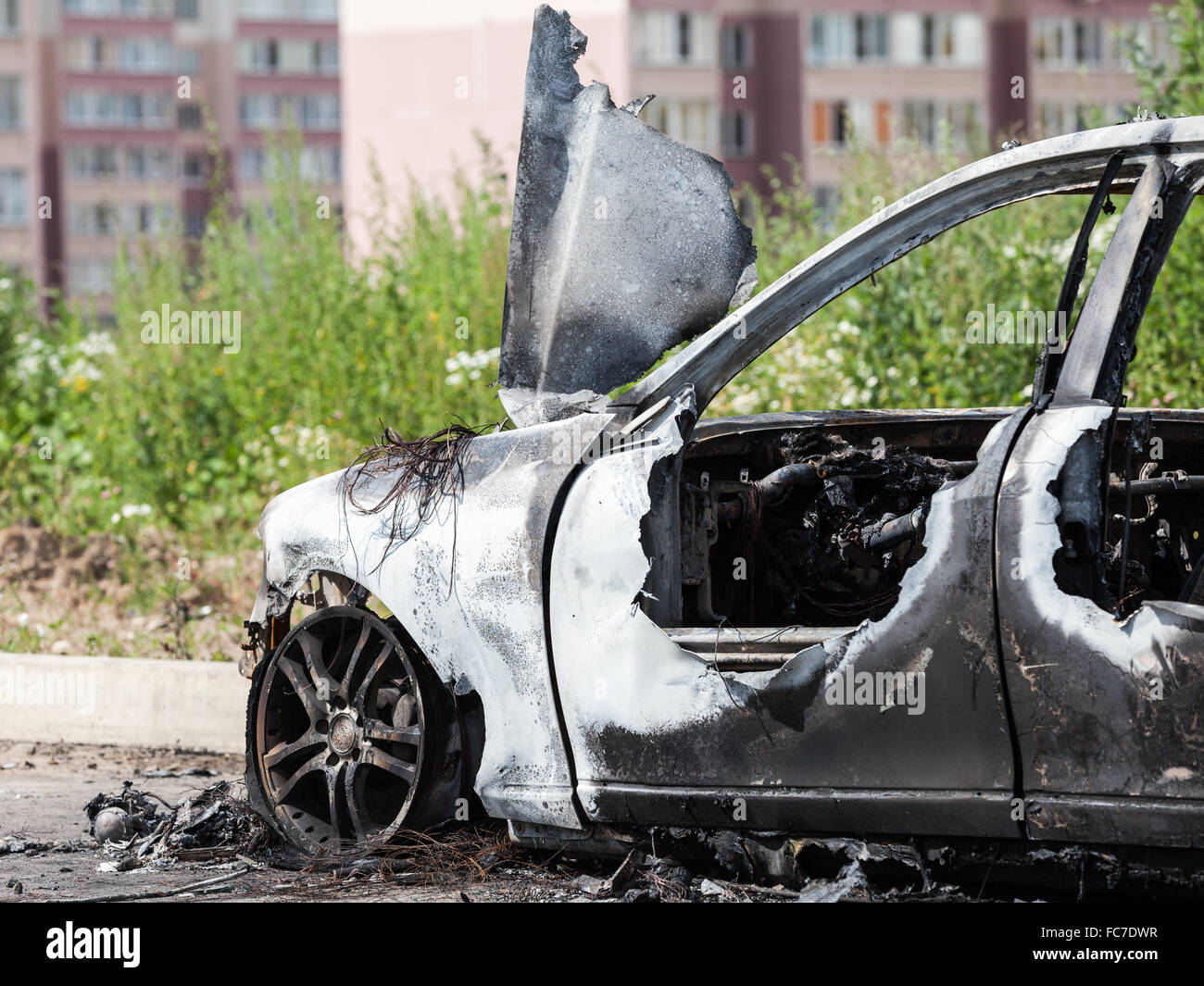 Arson fire burnt wheel car vehicle junk Stock Photo - Alamy