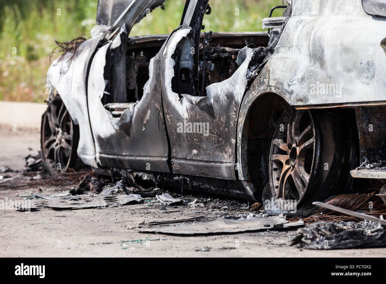 Arson fire burnt wheel car vehicle junk Stock Photo - Alamy