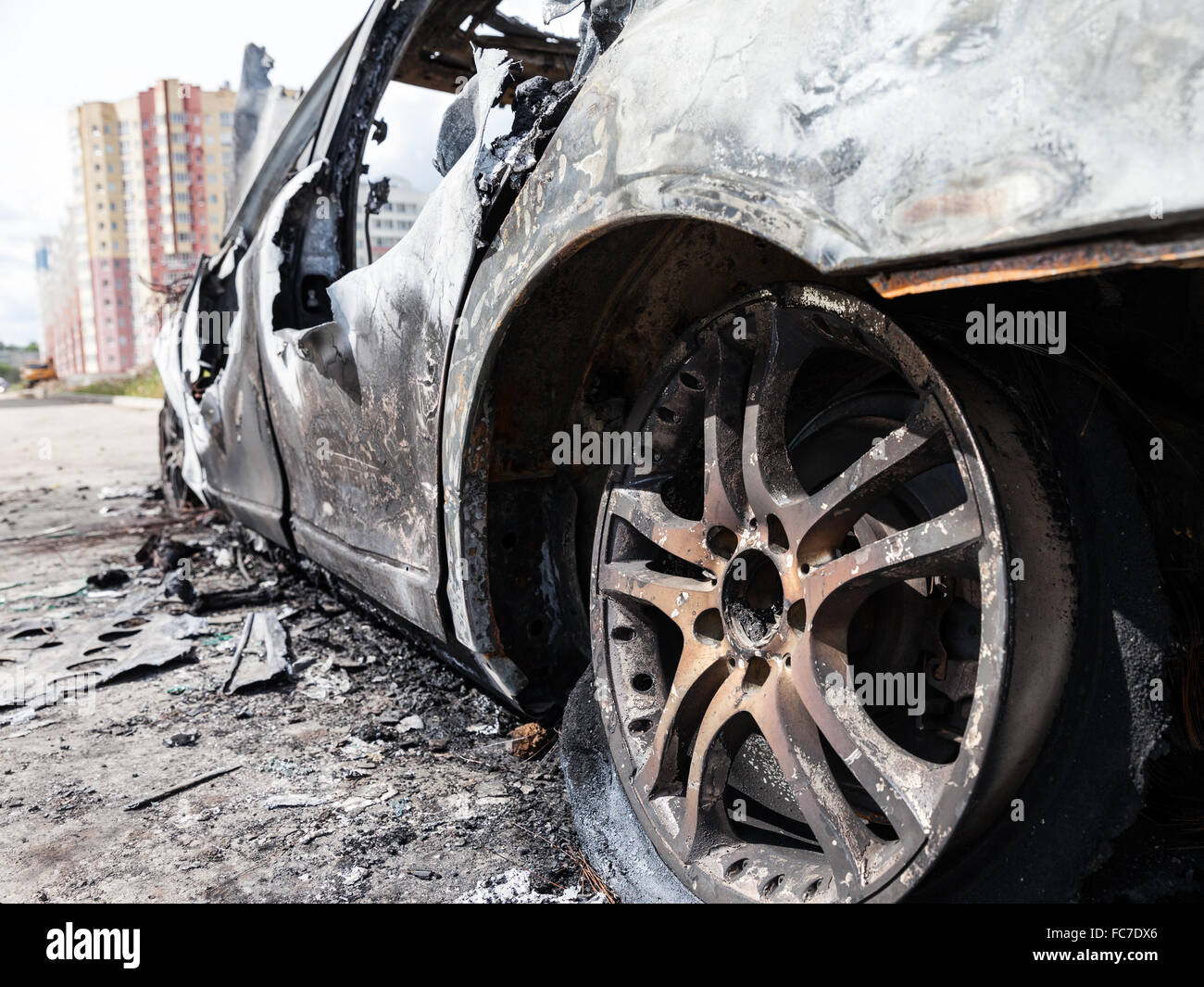 Arson fire burnt wheel car vehicle junk Stock Photo - Alamy