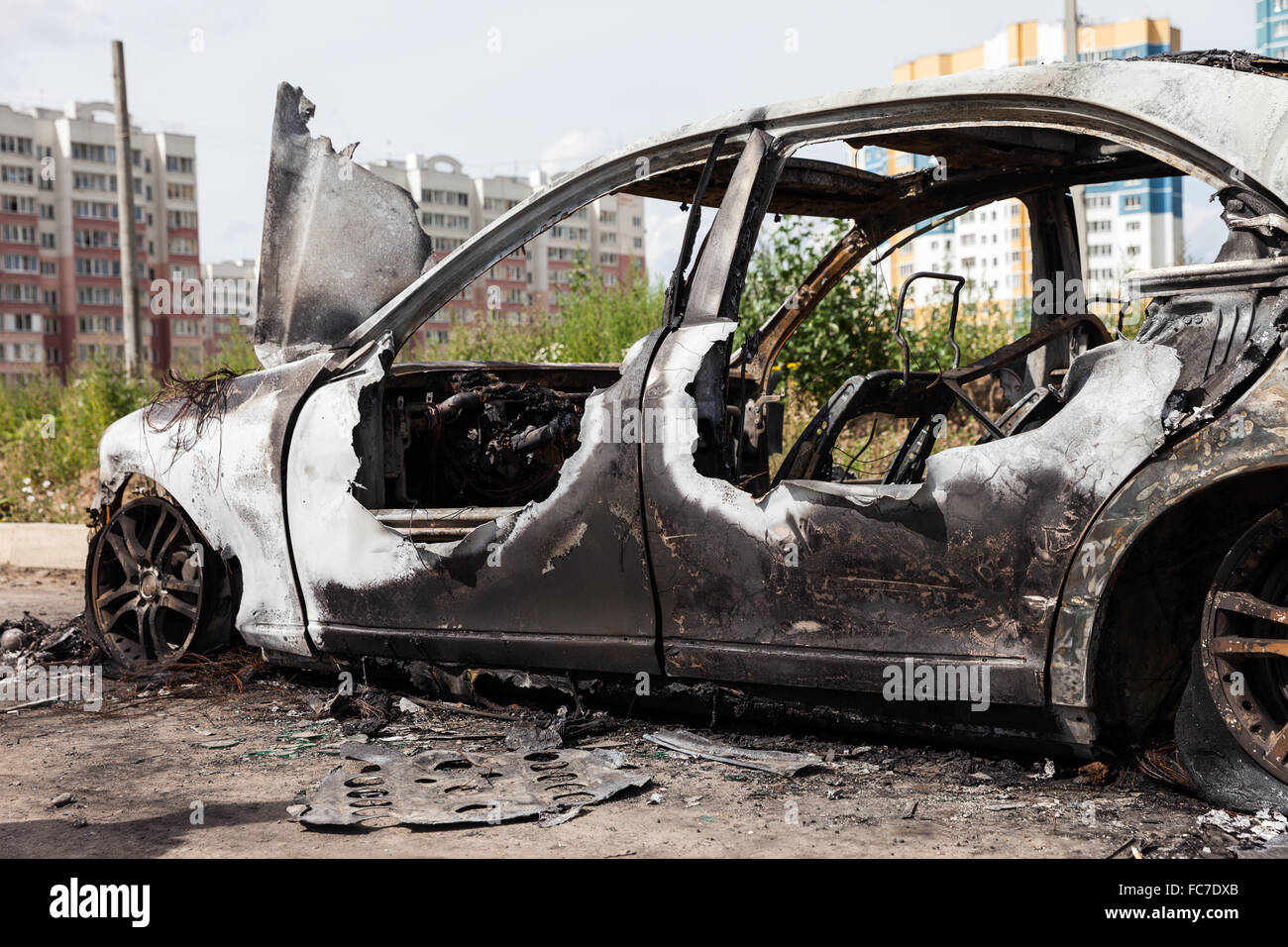 Arson fire burnt wheel car vehicle junk Stock Photo - Alamy