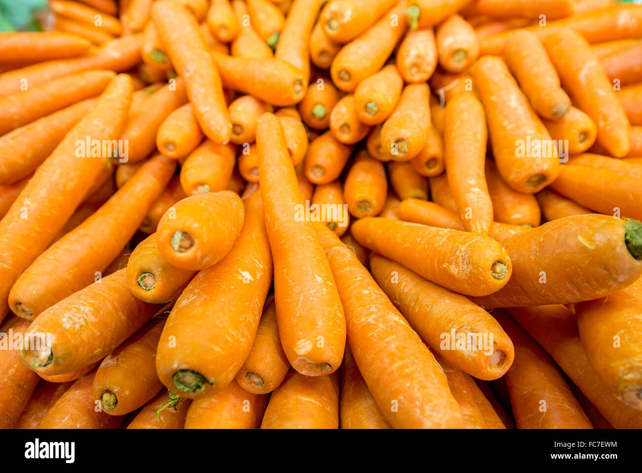 Carrots on the supermarket display Stock Photo - Alamy