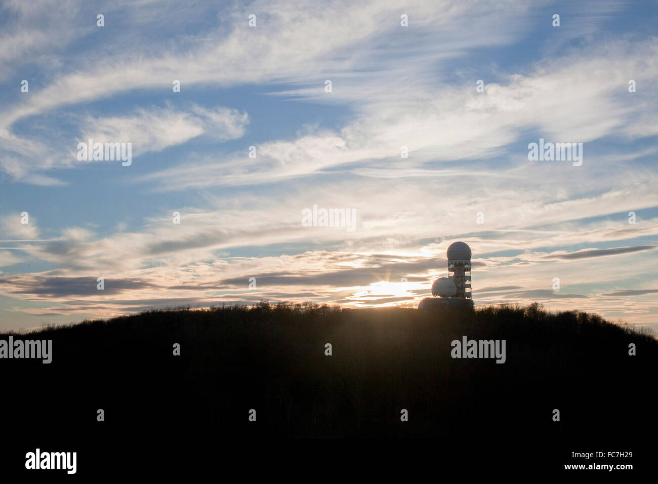 Hilltop setting hi-res stock photography and images - Alamy