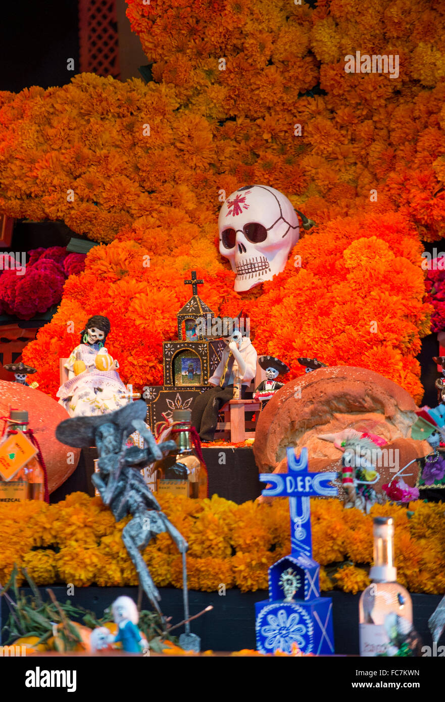 Traditional Mexican altar installation at the Dia De Los Muertos ...