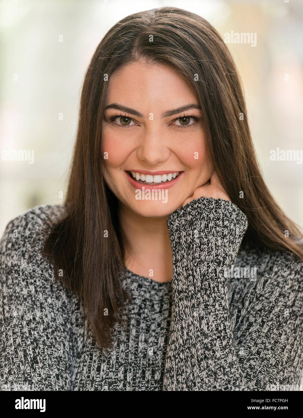 Hispanic woman smiling Stock Photo - Alamy