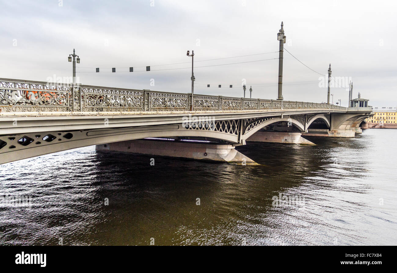 River monuments hi-res stock photography and images - Alamy