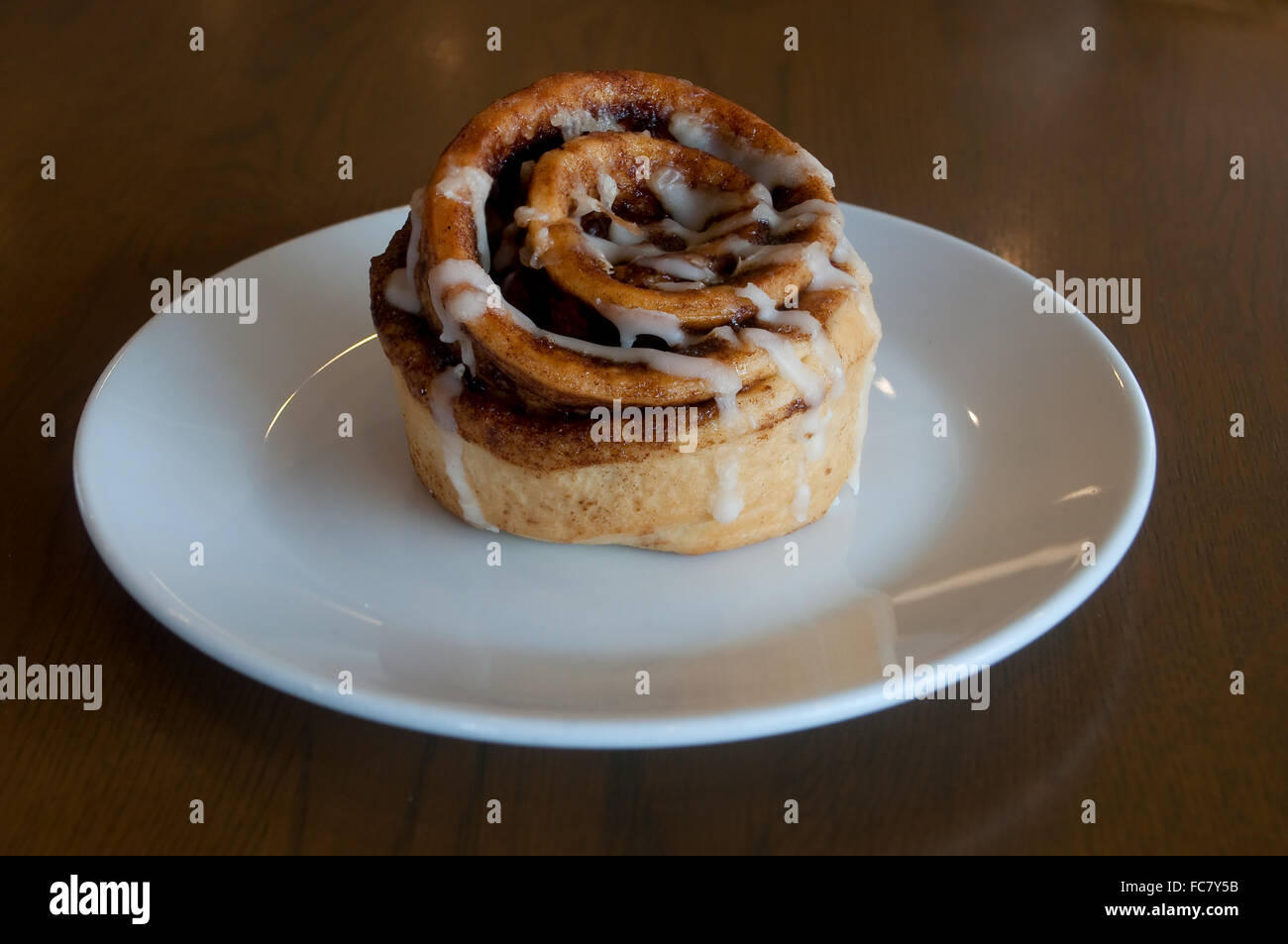 Cinnamon roll plate hi-res stock photography and images - Alamy