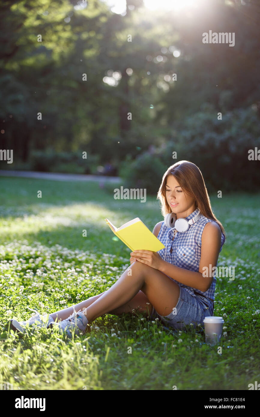 Women with headphones reading hi-res stock photography and images - Alamy